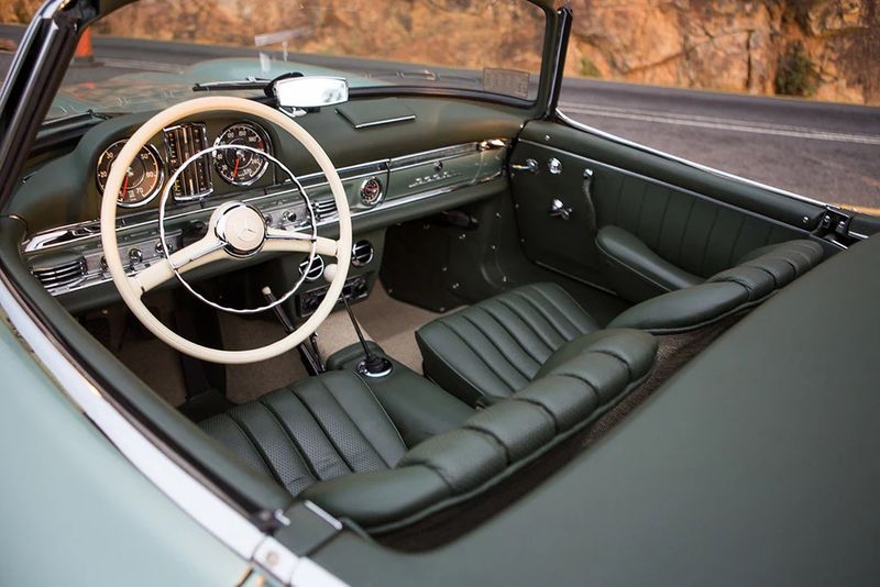 Mercedes-Benz 300SL Roadster: Classic Drive