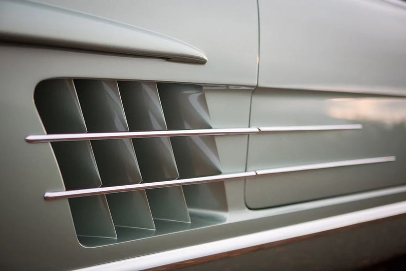 Mercedes-Benz 300SL Roadster: Classic Drive