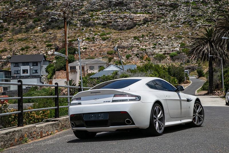 Aston Martin V12 Vantage: Classic Drive