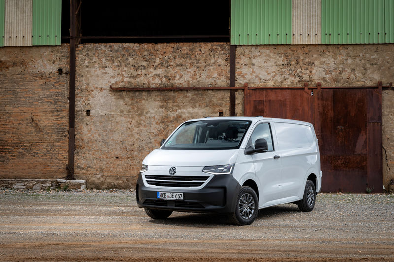 Volkswagen T7 Transporter (2025) International Launch Review