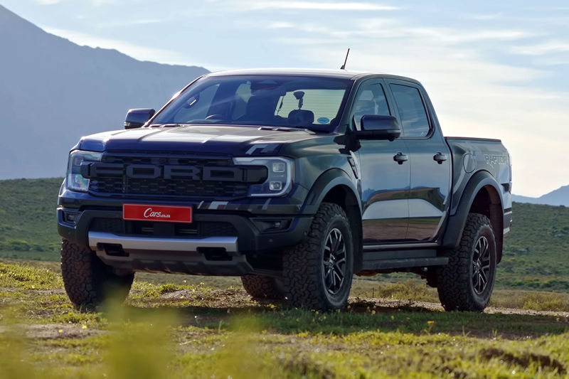 Ranger Raptor vs BYD Shark: Dirt-track Drag Race