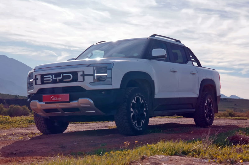 Ranger Raptor vs BYD Shark: Dirt-track Drag Race