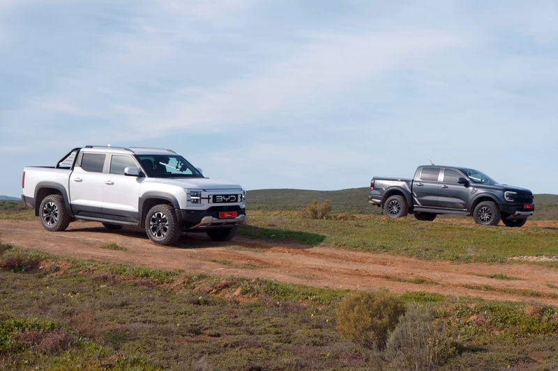 Ranger Raptor vs BYD Shark: Dirt-track Drag Race