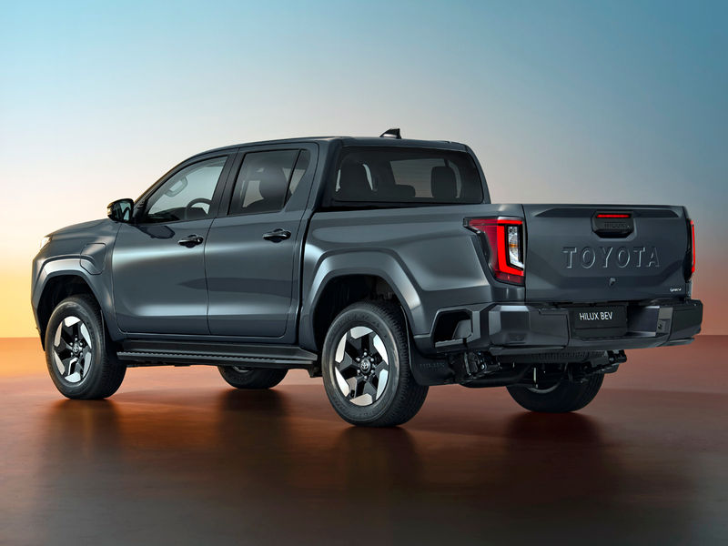 New Toyota Hilux bakkie fully revealed!